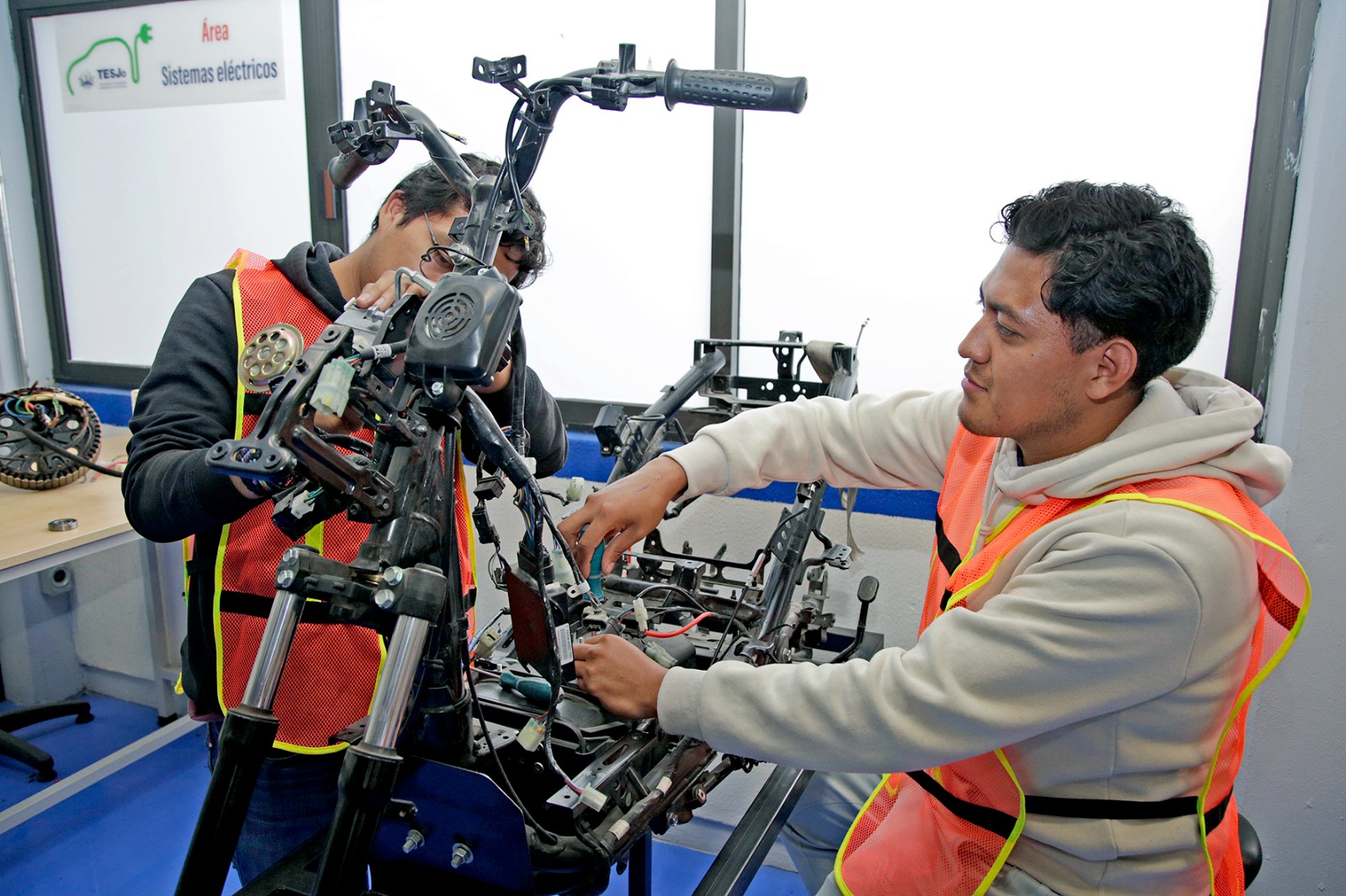 Estudiantes del TESJo logran diseñar moto eléctrica que ya se ...